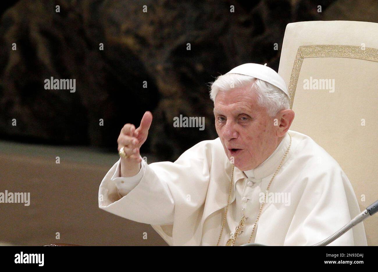 Pope Benedict XV waves during his weekly general audience in the Paul ...