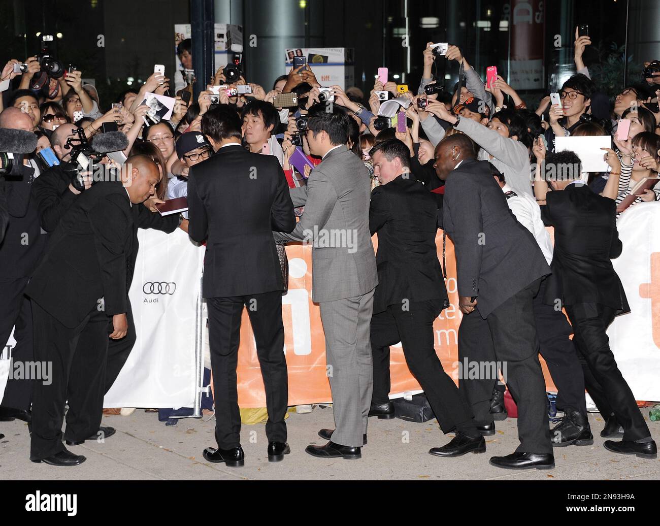 Chinese actor Jang Dong-gun signs autographs for his fans at the ...