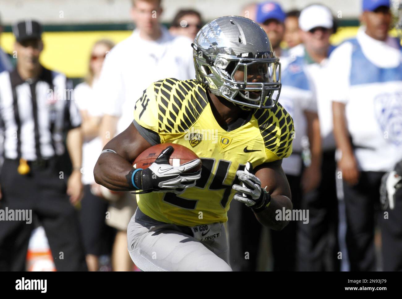 Oregon running back Kenjon Barner is shown during the first half of ...