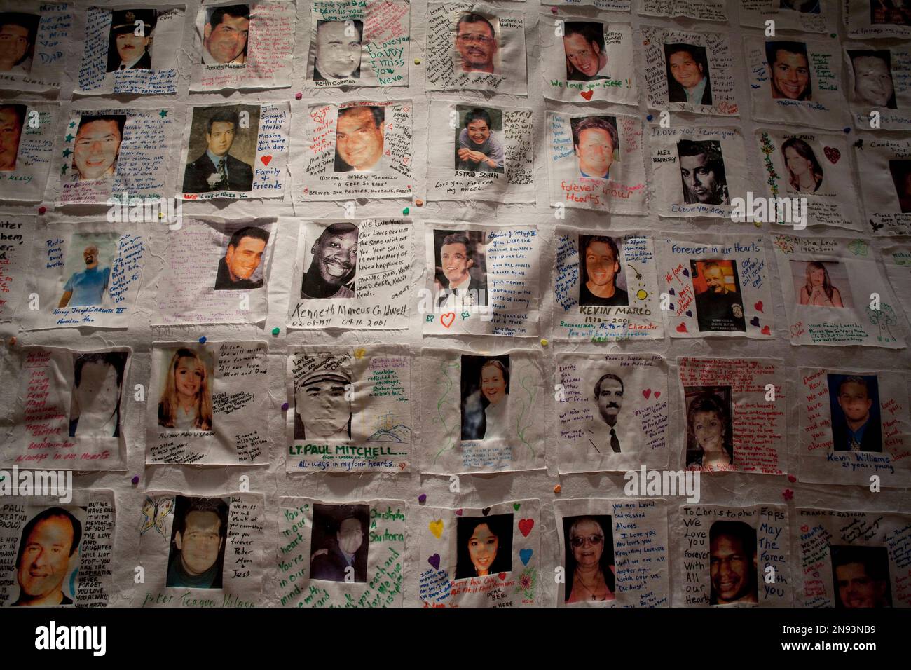 Photos of victims of the attacks of September 11 and messages from ...