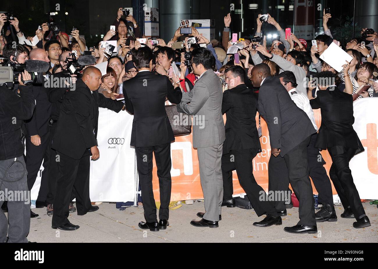 Chinese actor Jang Dong-gun signs autographs for his fans at the ...