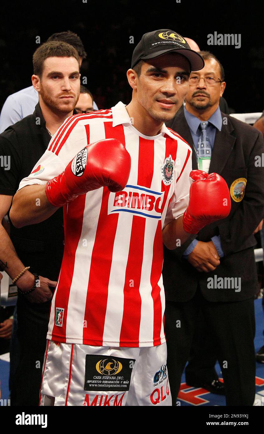 Antonio DeMarco before fighting John Molina Jr. in a WBC lightweight ...