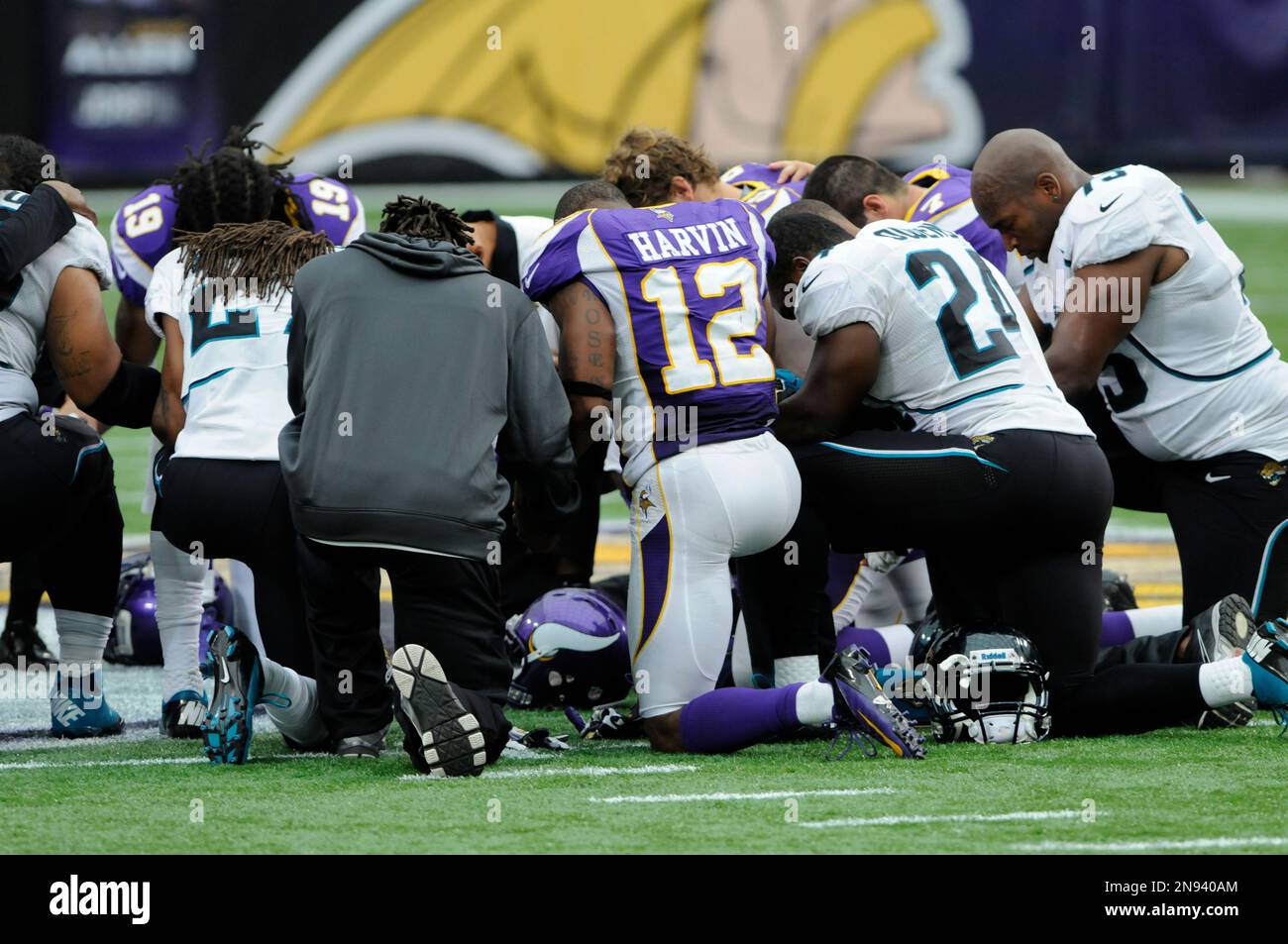 Minnesota Vikings and Jacksonville Jaguars players gather for prayer ...