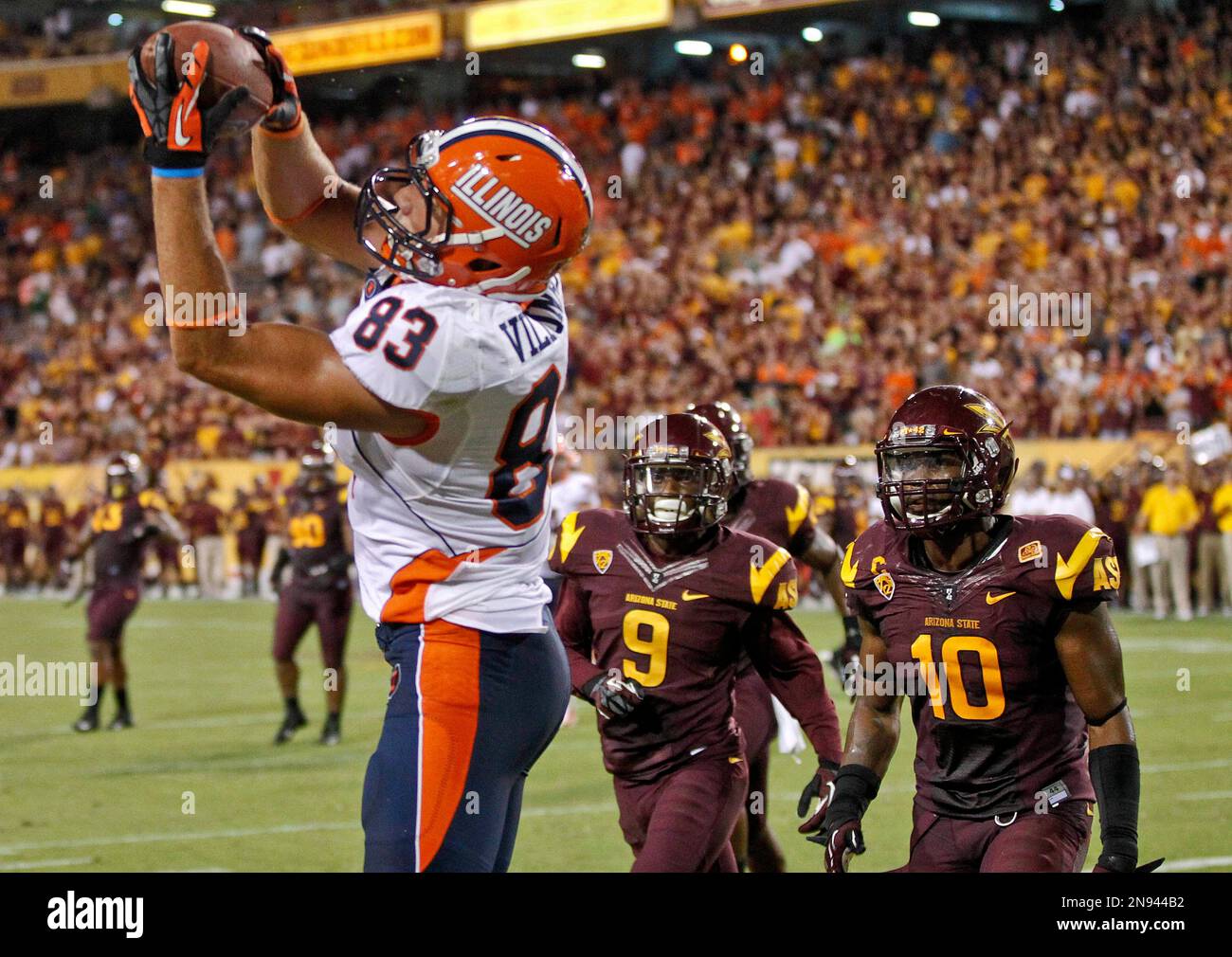 Illinois tight end Eddie Viliunas (83) pulls in a touchdown pass as ...