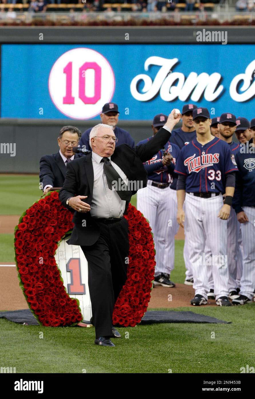 Former Minnesota Twins manager Tom Kelly, left, throws out the ...