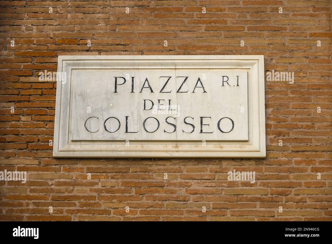 Stone sign reading Piazza Del Colosseo in Rome, Italy Stock Photo - Alamy
