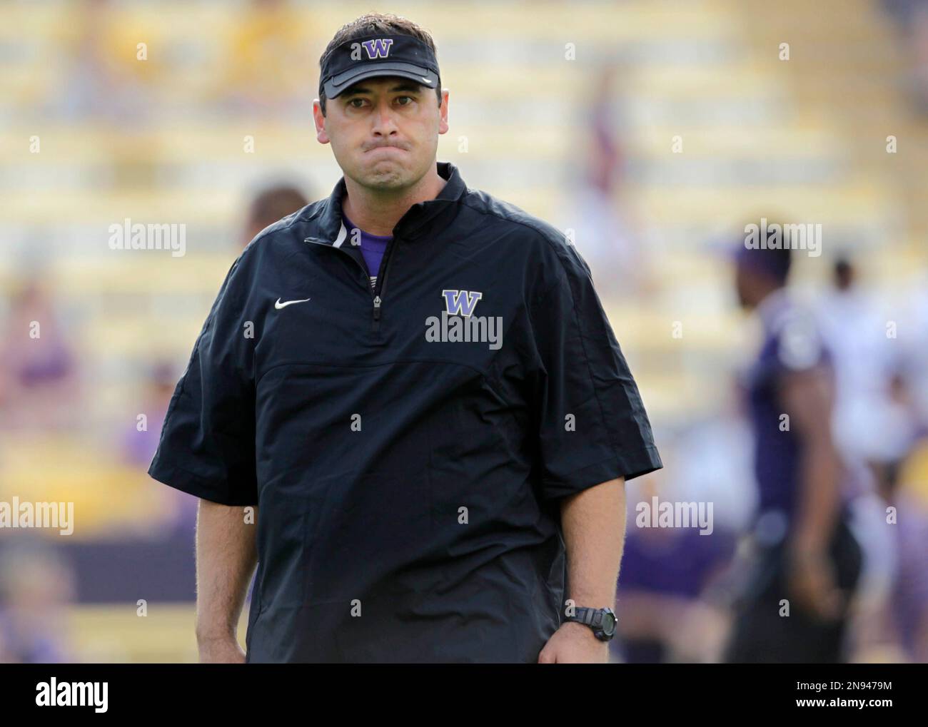 Washington coach Steve Sarkisian watches his team warm up for an NCAA ...