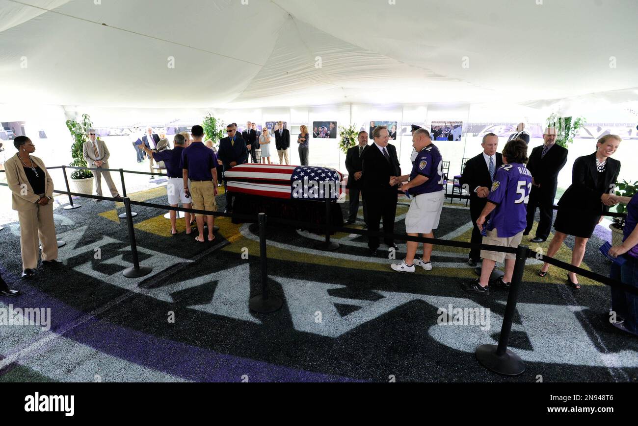 Football fans file past the casket of former Baltimore Ravens owner Art ...