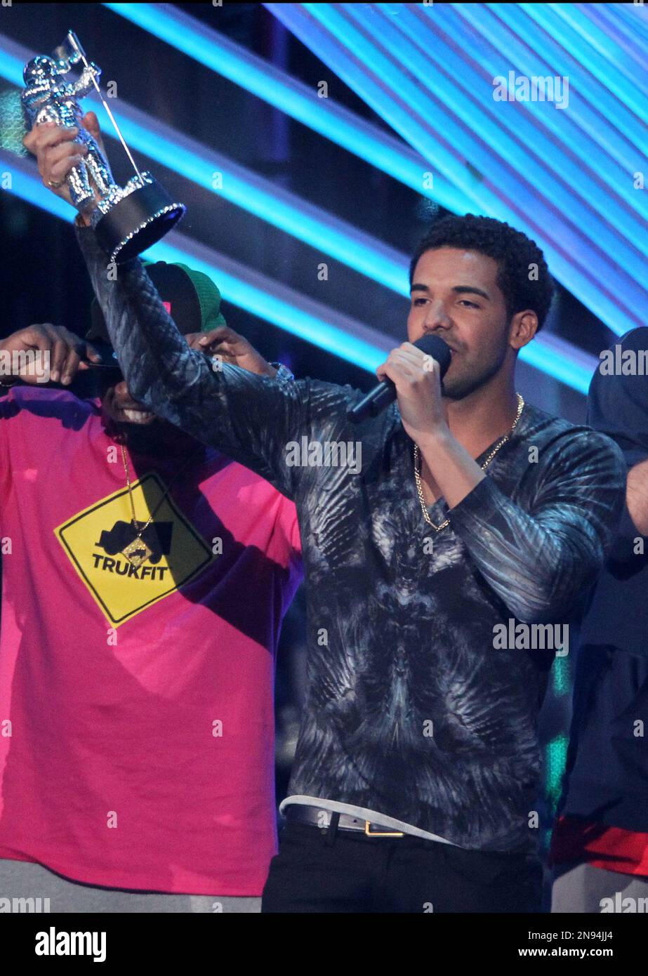 Drake accepts the award for best hip-hop video for "Hyfr" at the MTV ...