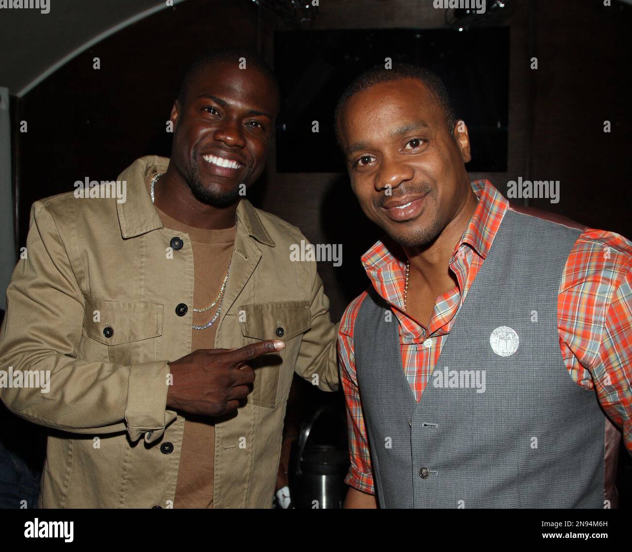 Kevin Hart and Duane Martin pose at Girlfriend Confidential LA Premiere ...