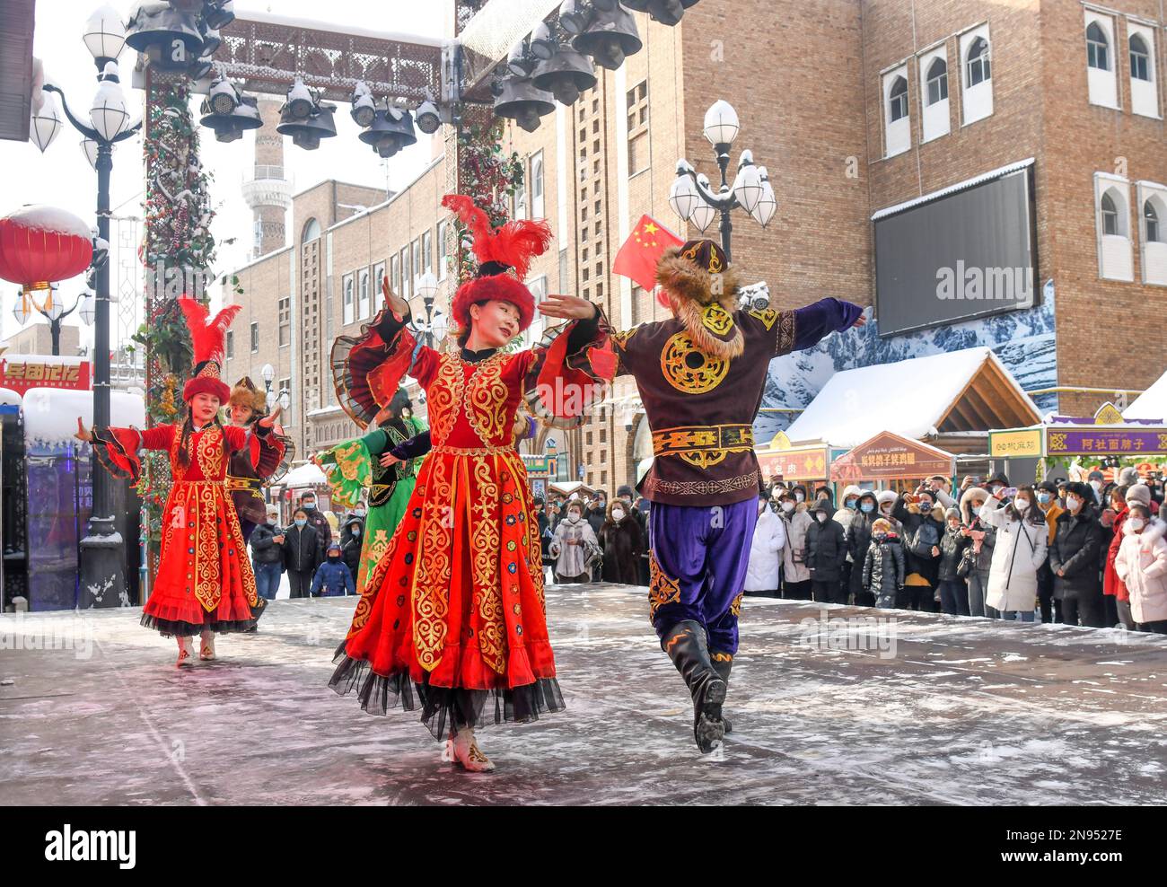 (230212) -- URUMQI, Feb. 12, 2023 (Xinhua) -- Performers dance to ...
