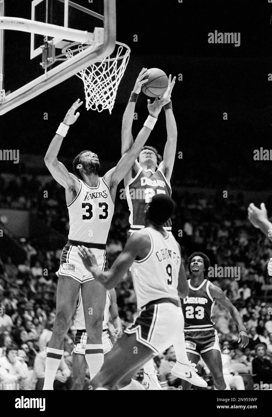 Denver Nuggets Dave Robisch (25) attempts to score but is blocked by ...