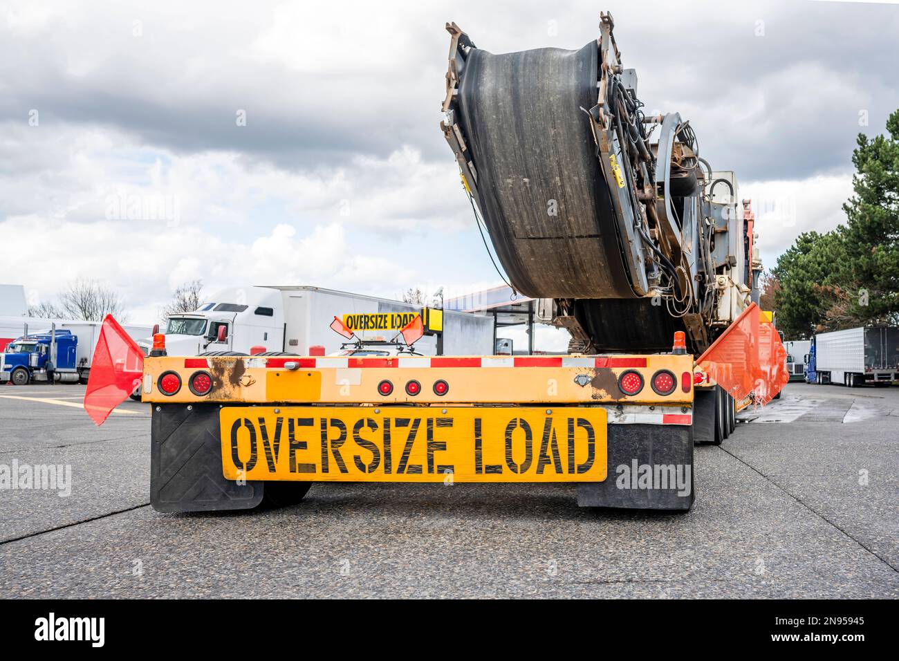 Oversize load semi truck hi-res stock photography and images - Alamy