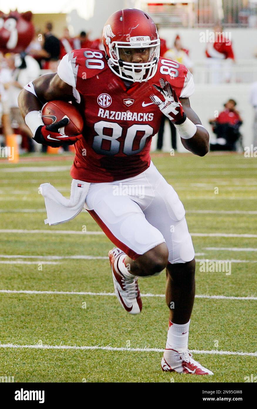 Arkansas tight end Chris Gragg carries during the first quarter of an ...