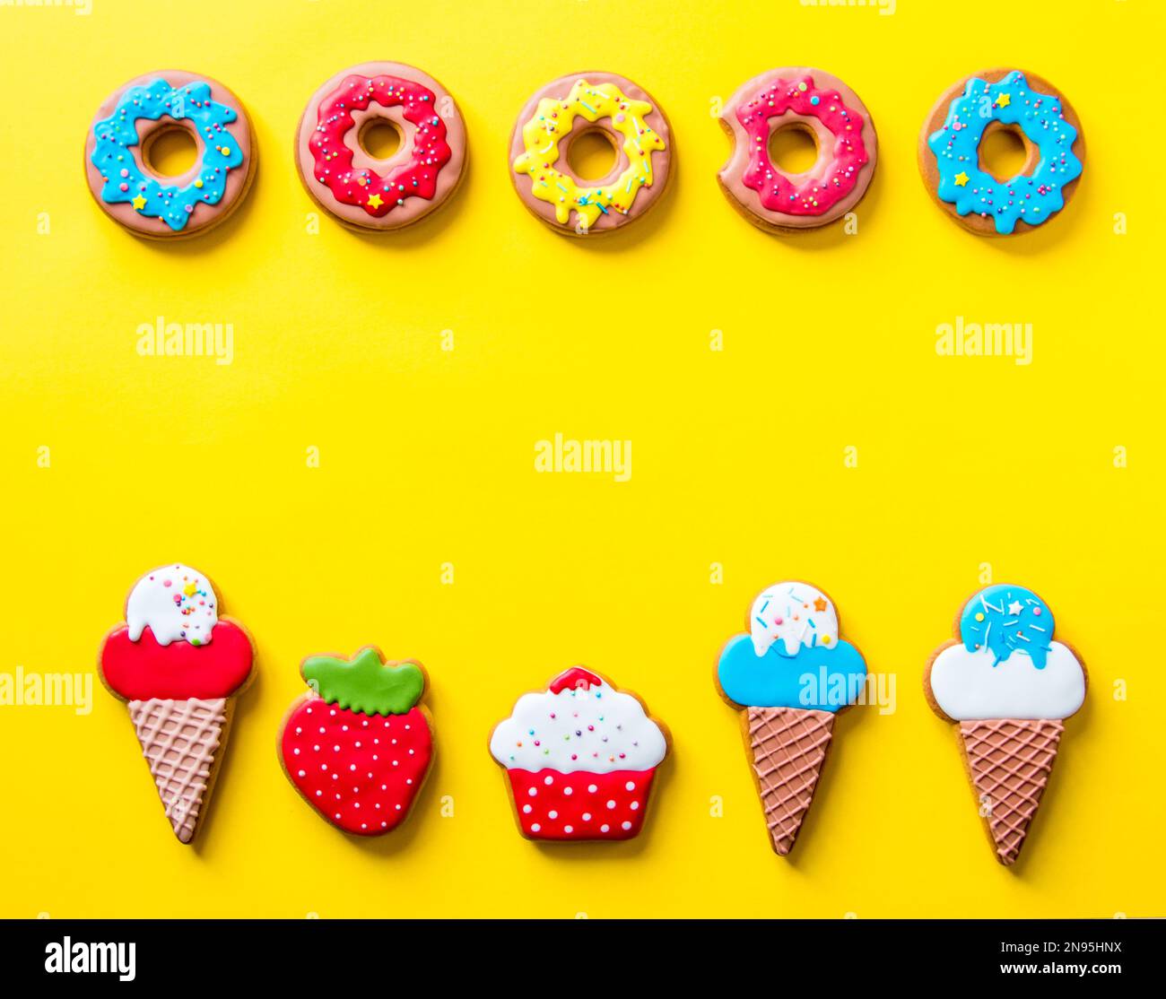 Gingerbread on edge yellow hi-res stock photography and images - Alamy