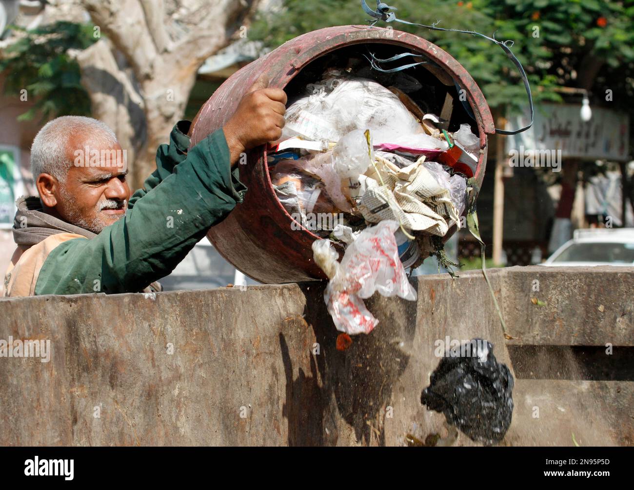 ADVANCE FOR SUNDAY, SEPT. 2- In this Thursday, Aug. 16, 2012 photo, an ...