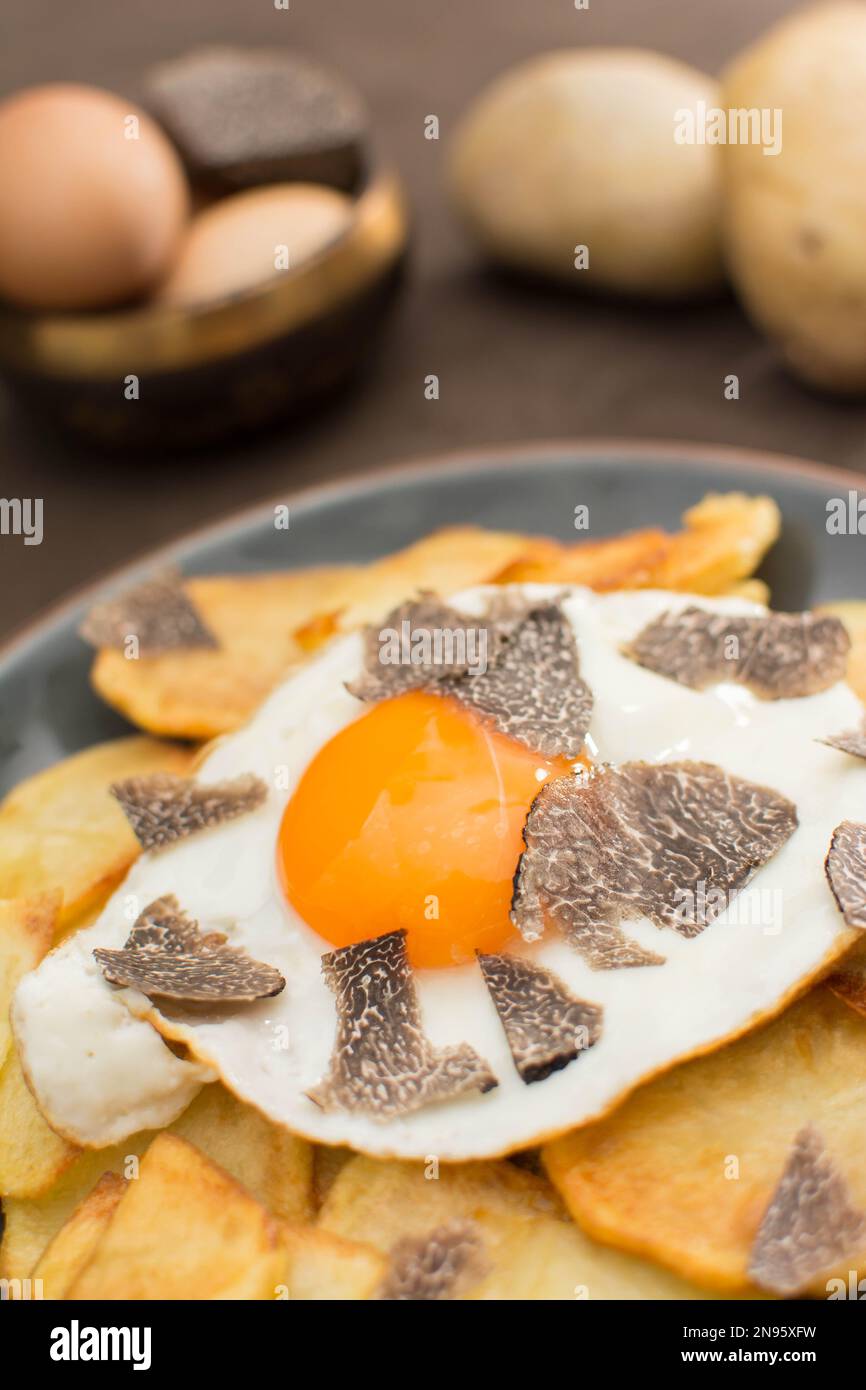 Black truffle potato chips hi-res stock photography and images - Alamy