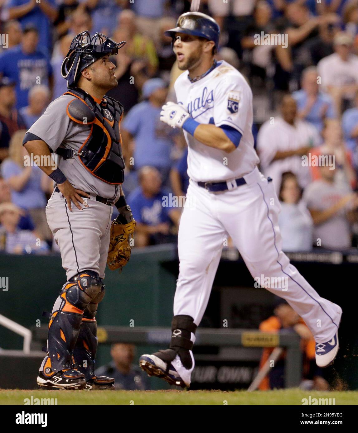 Kansas City Royals' Alex Gordon, right, runs past Detroit Tigers ...