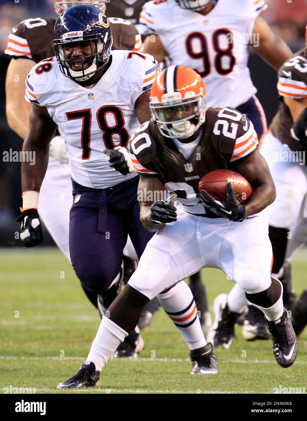 Chicago Bears tackle James Brown (78) pursues Cleveland Browns running ...