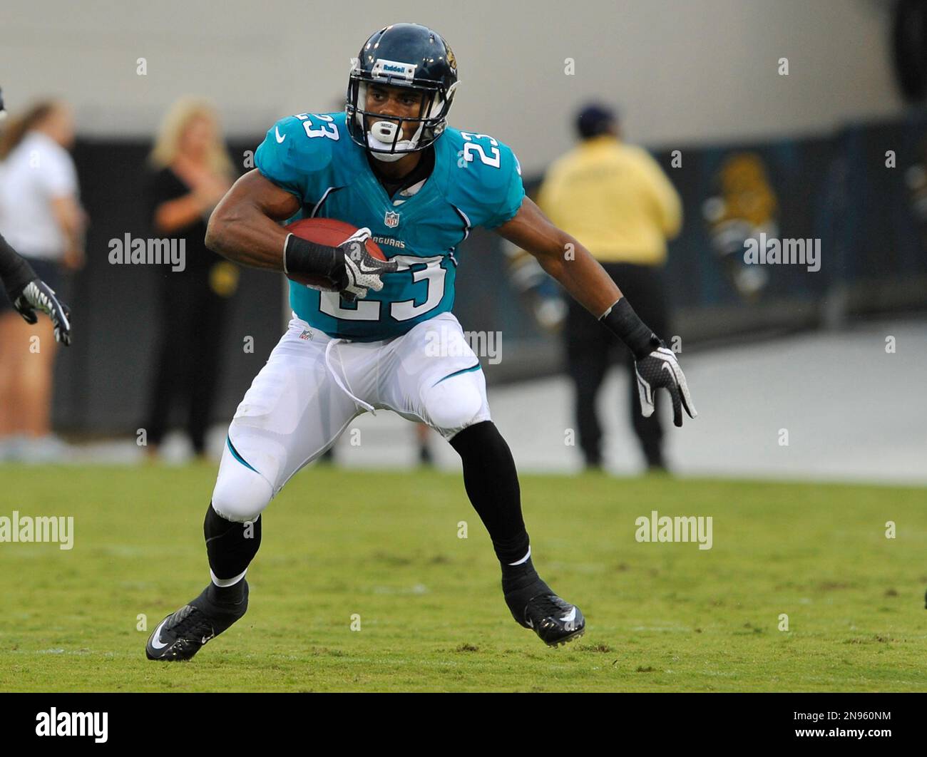 Jacksonville Jaguars running back Rashad Jennings runs the ball against ...