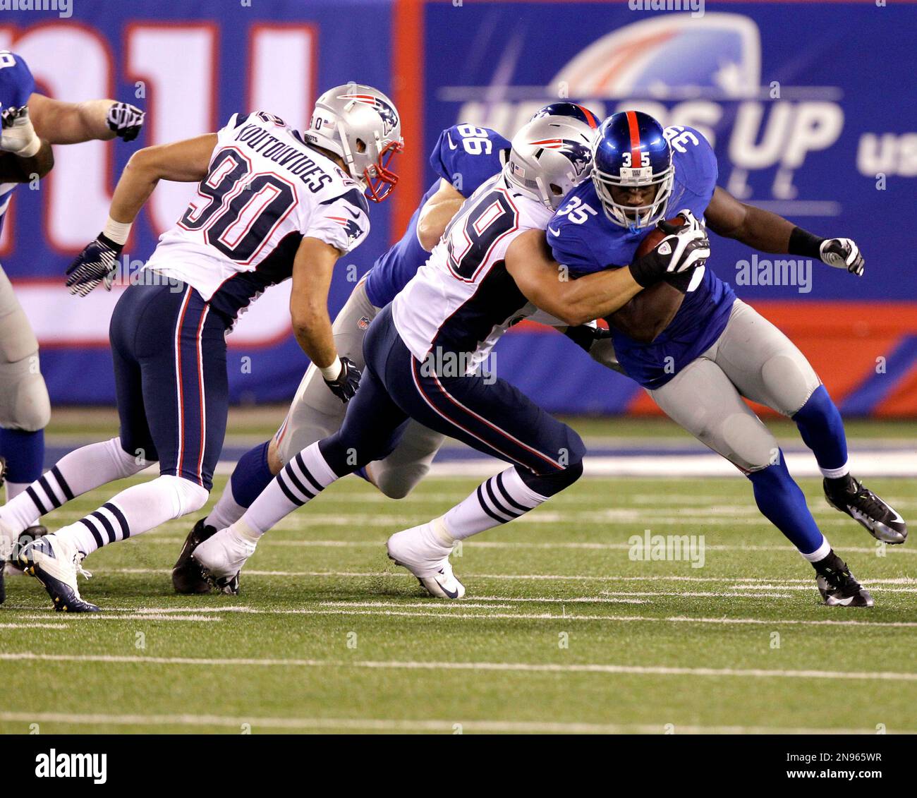 New York Giants' Andre Brown (35) runs with the ball as New England ...