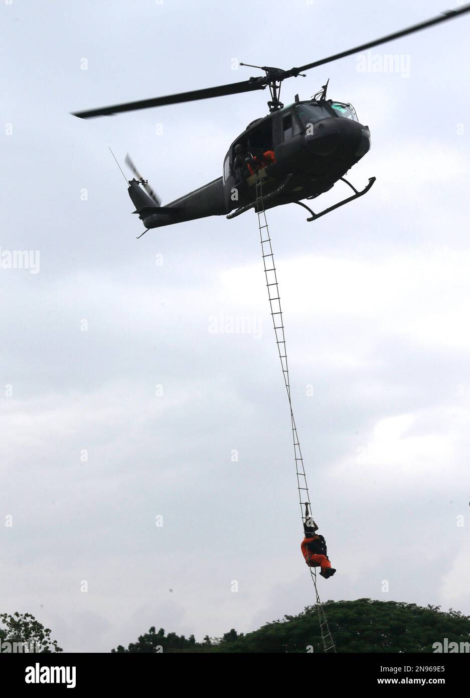 Philippine Air Force Search and Rescue unit demonstrate their ...
