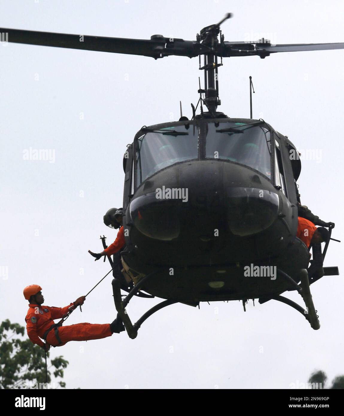 Philippine Air Force Search and Rescue unit demonstrate their ...