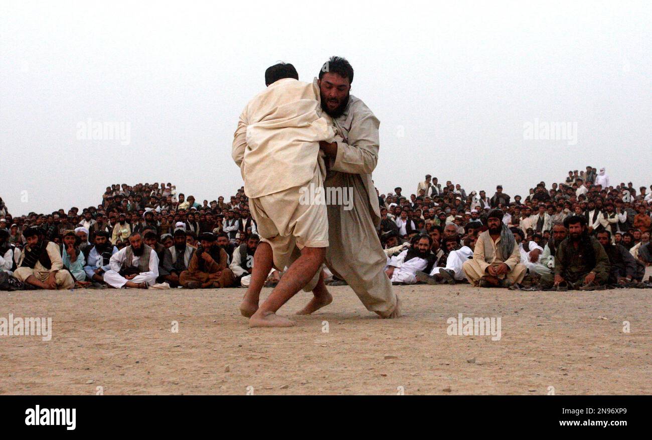 Pakistani and Afghan spectators watch traditional wrestling tournament ...