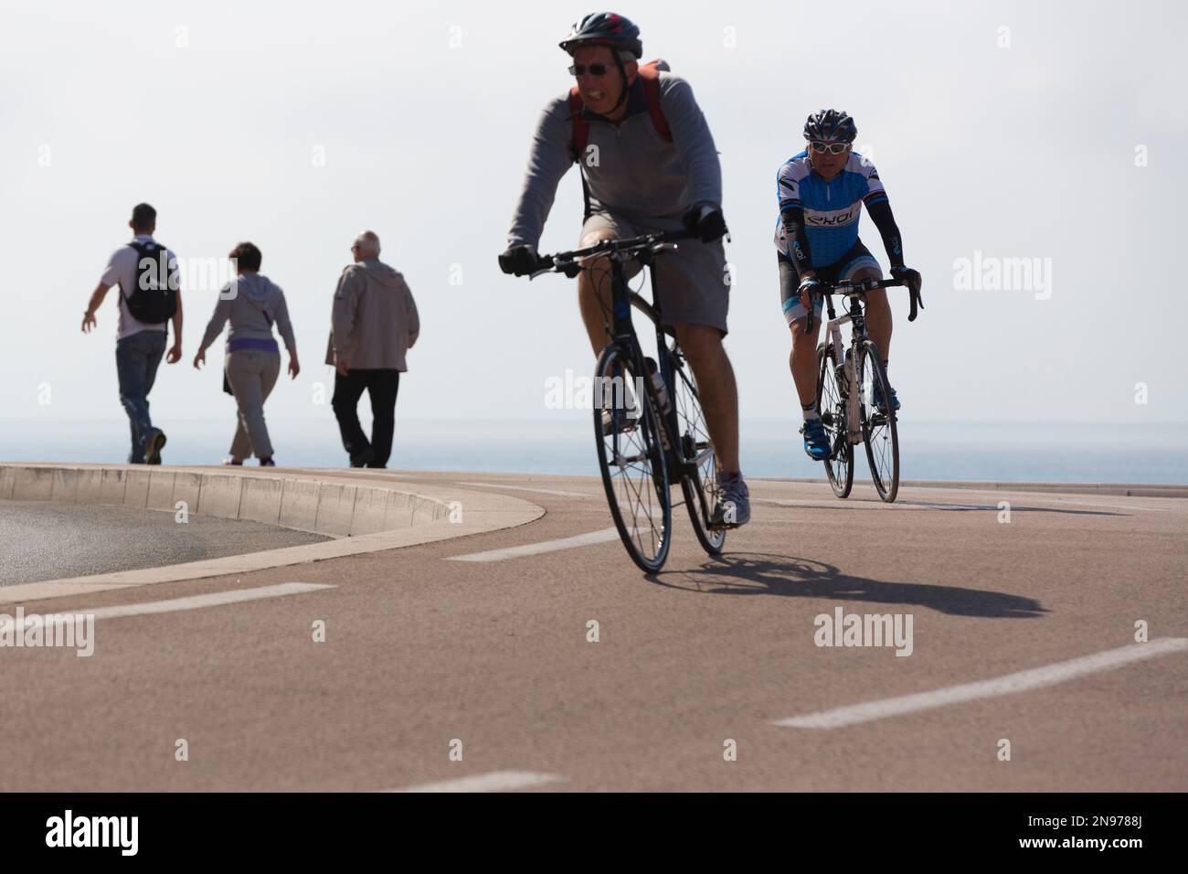 France, Nice, cycling and walkers along the aisle des Anglaise Stock ...