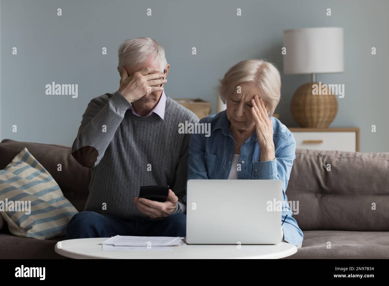 Frustrated mature couple laptop hi-res stock photography and images - Alamy