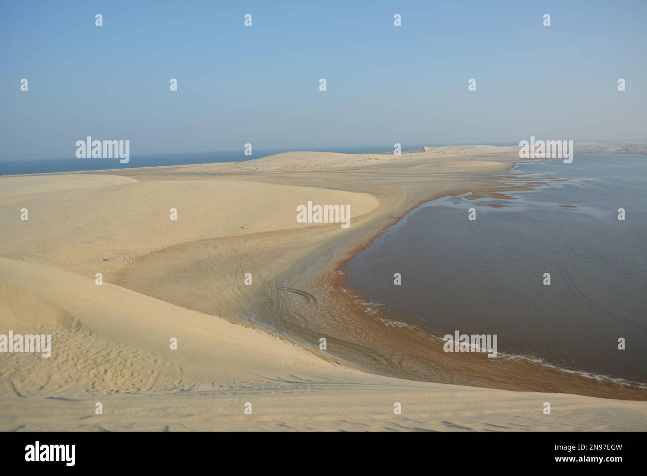 Qatar desert hi-res stock photography and images - Alamy