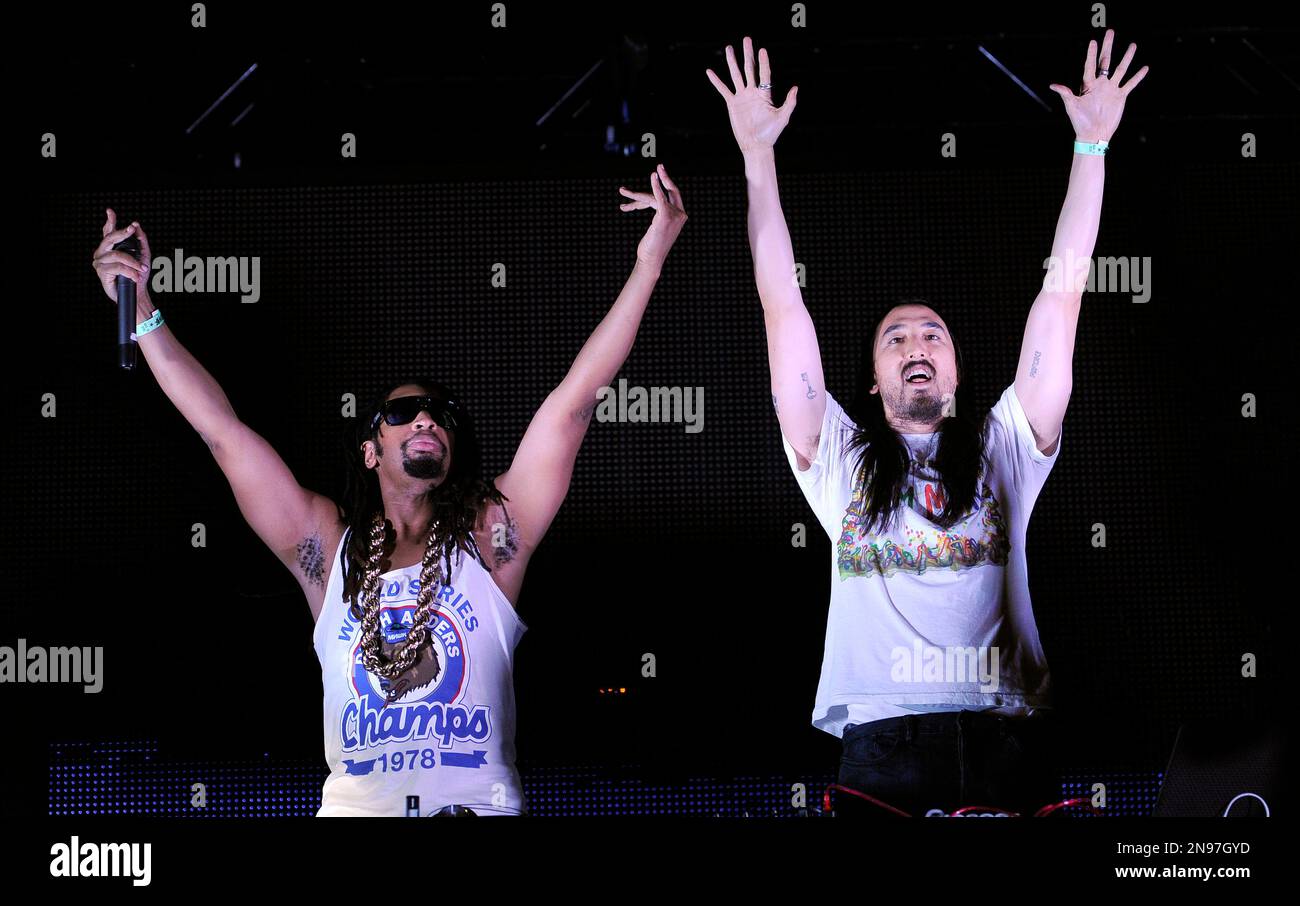 DJ Steve Aoki, right, is joined by guest performer Lil Jon at the ...