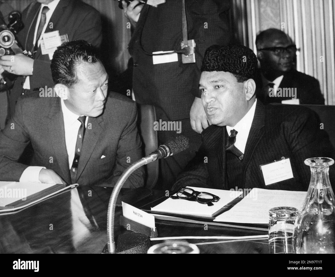 Prime Minister of Singapore Lee Kuan Yew, left, listens attentively to Pakistan Foreign Minister ...
