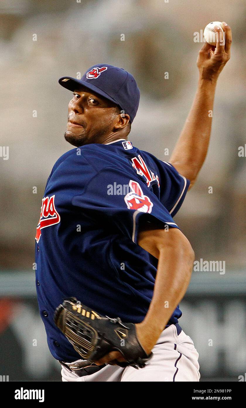 Cleveland Indians starting pitcher Roberto Hernandez delivers to the ...
