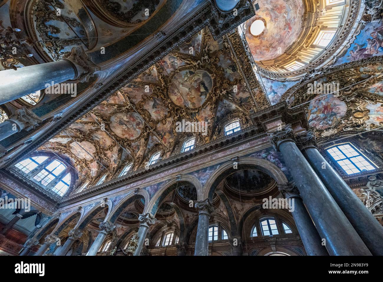 Corinthian capitals of a church hi-res stock photography and images - Alamy