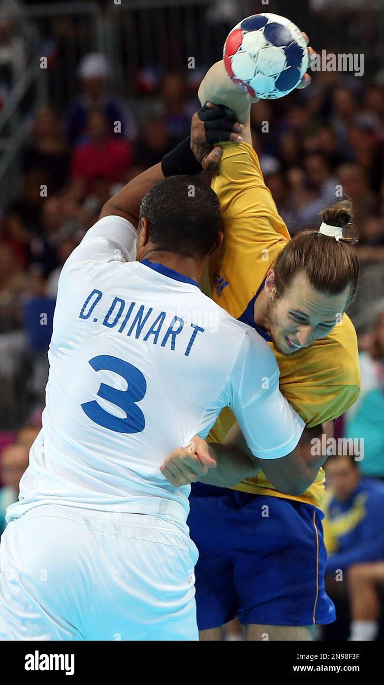 France's Didier Dinart, left, tries to block Sweden's Kim Ekdahl du ...
