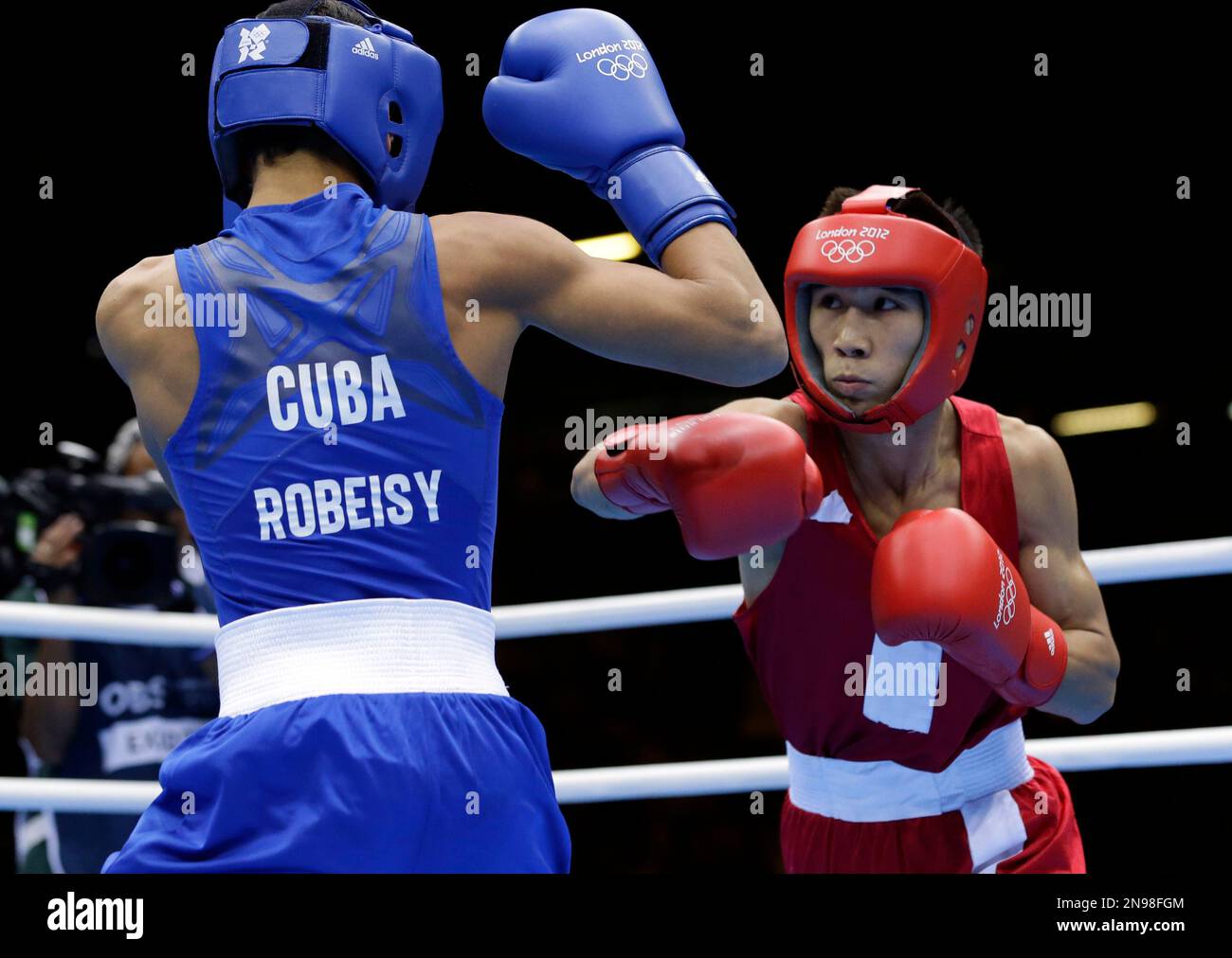 Mongolia's Tugstsogt Nyambayar, right, fights Cuba's Robeisy Ramirez ...