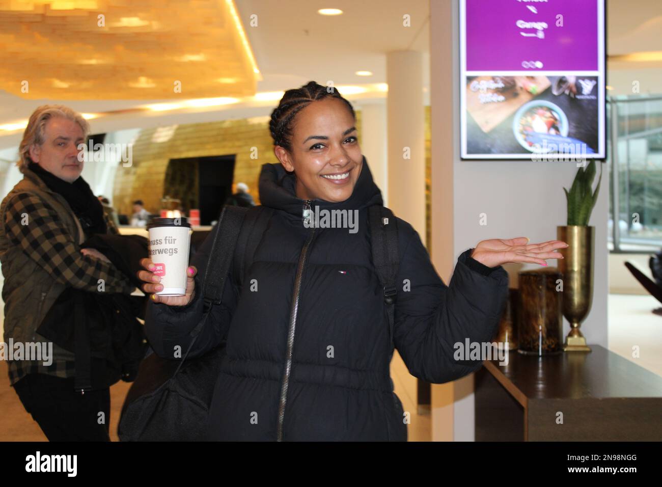 Janique Johnson nach der Fernsehshow 'RTL Turmspringen' aus der Schwimm ...