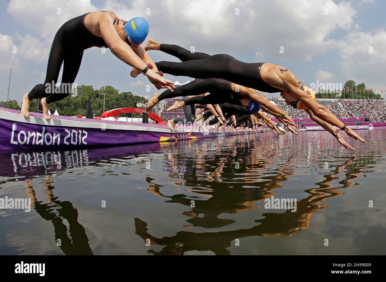 Swimmers dive into the Serpentine to start the men's 10-kilometer ...