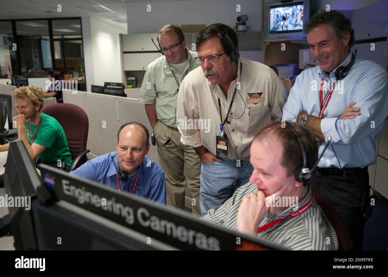 NASA's engineers look at image sets from NASA's Curiosity rover and ...