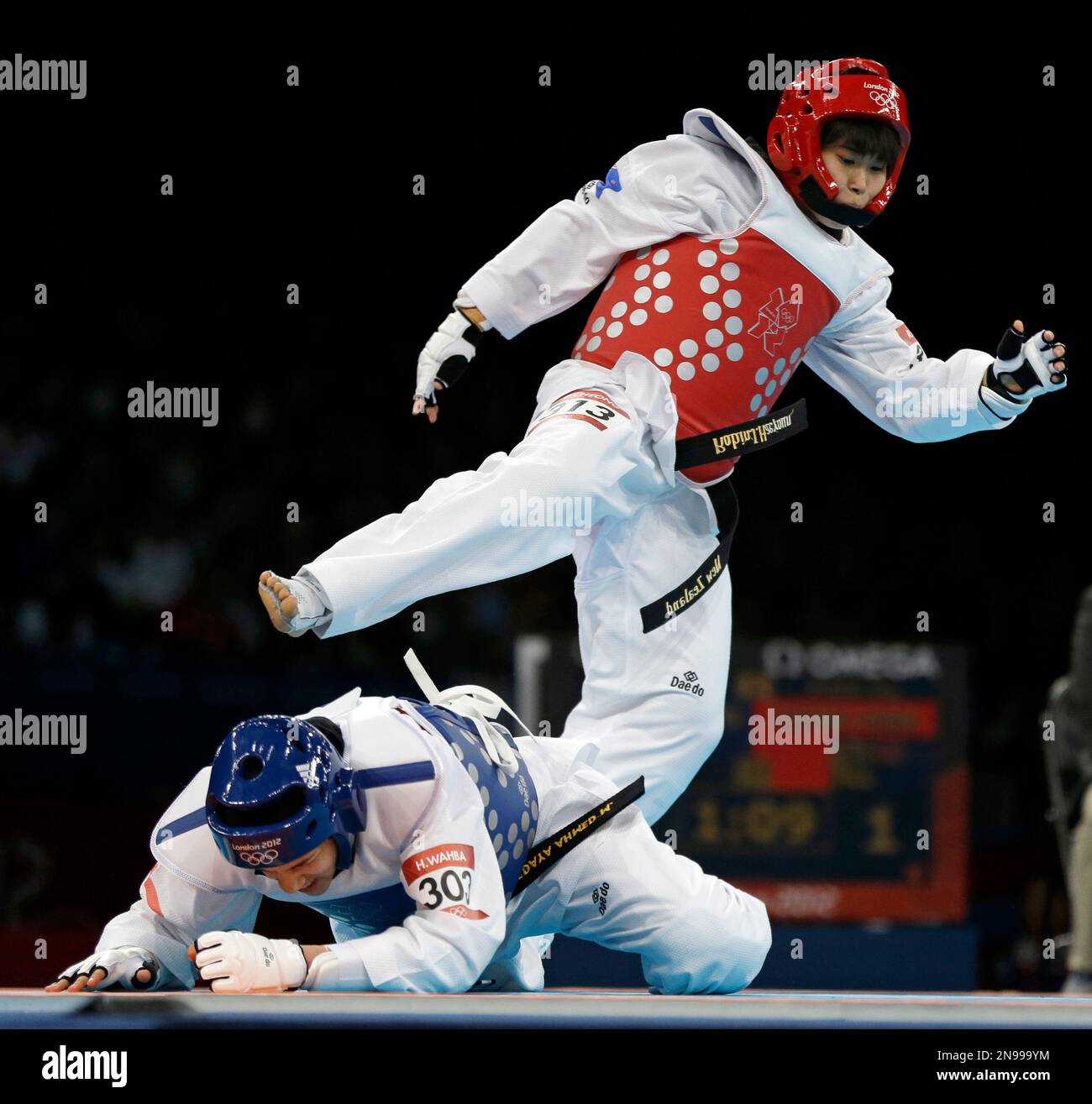 Egypt's Hedaya Wahba fights New Zealand's Robin Cheong (in red) during ...