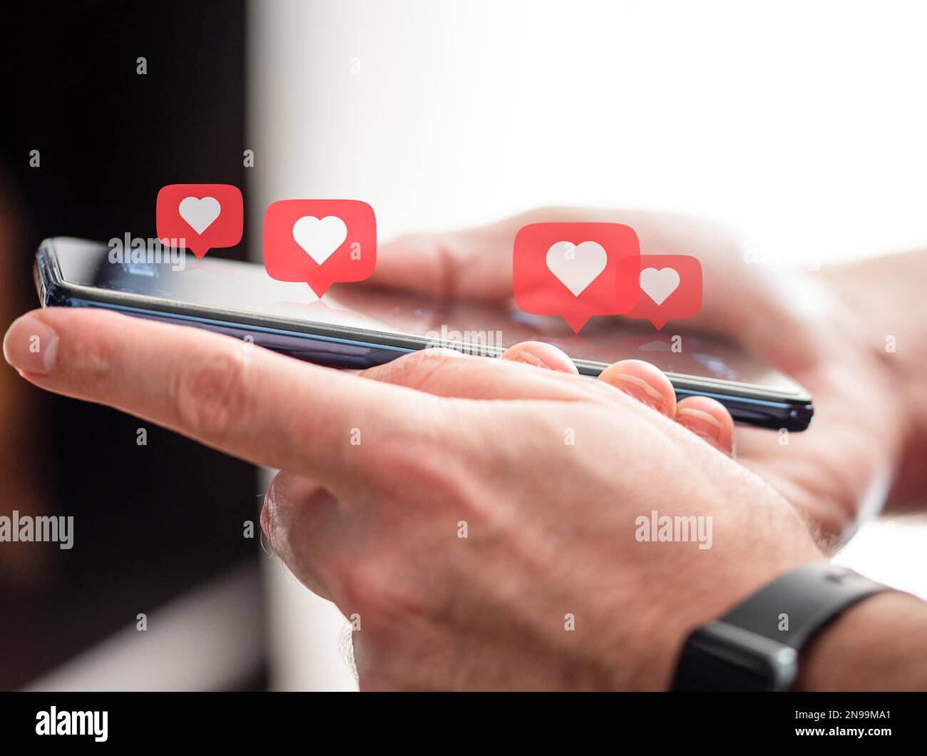 Smartphone with heart hi-res stock photography and images - Alamy