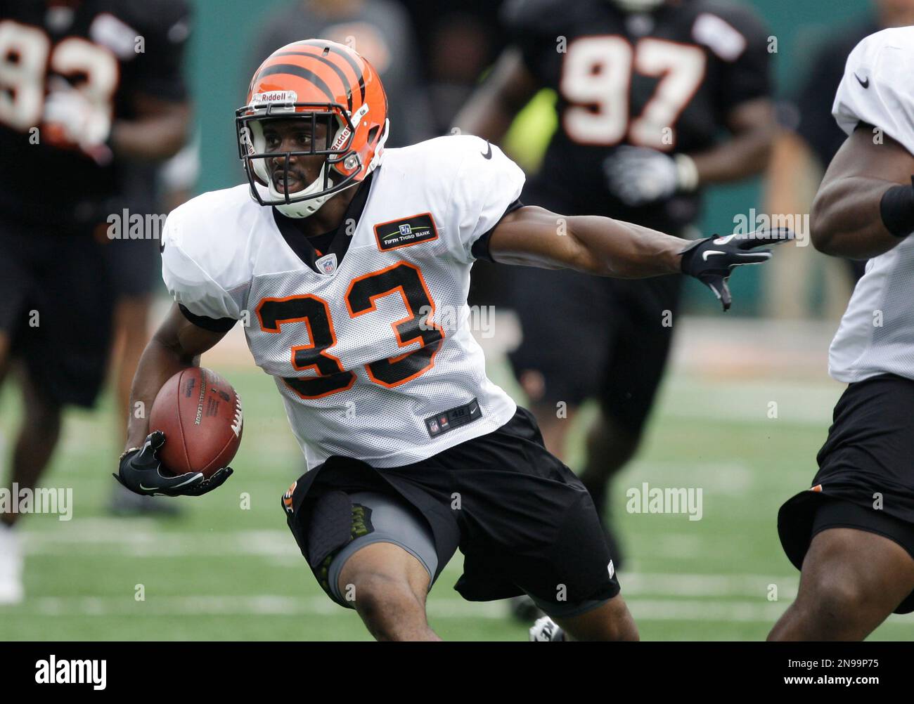 Cincinnati Bengals running back Aaron Brown (33) runs the ball during ...