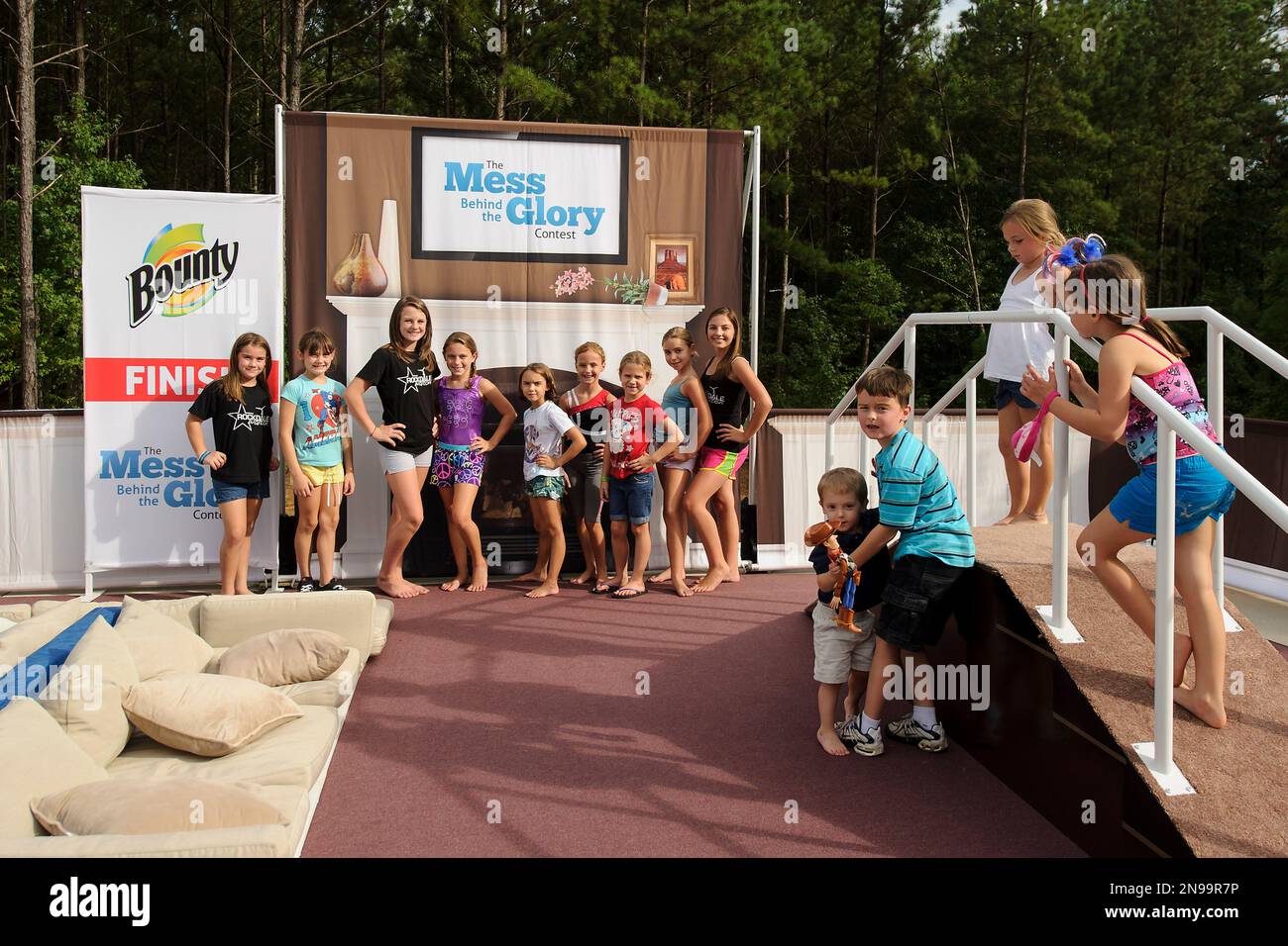 Megan Sims daughters, Delaney (3rd from left) and Cidella (5th from ...