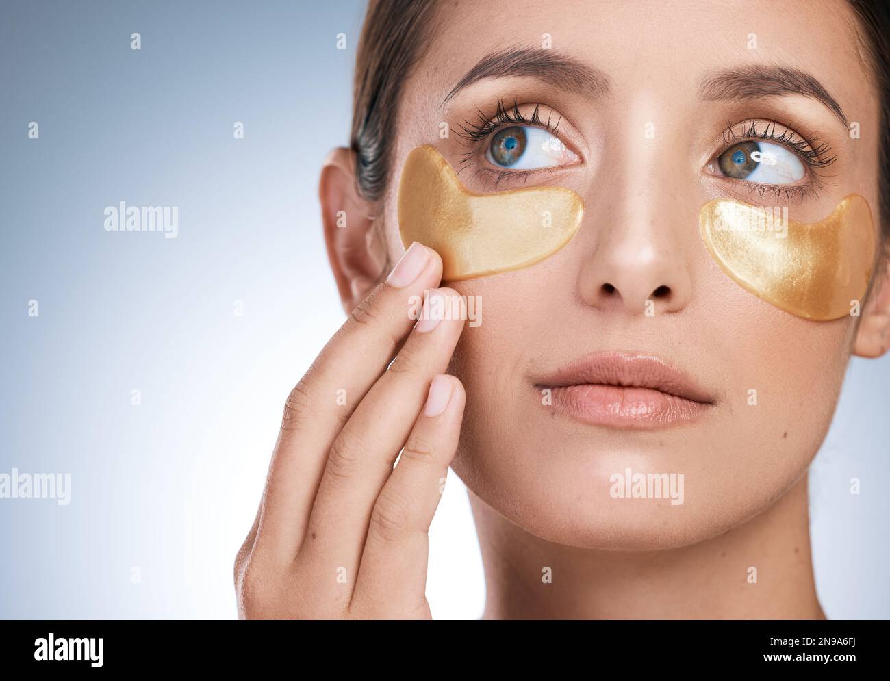 Woman wearing eye patch hi-res stock photography and images - Alamy