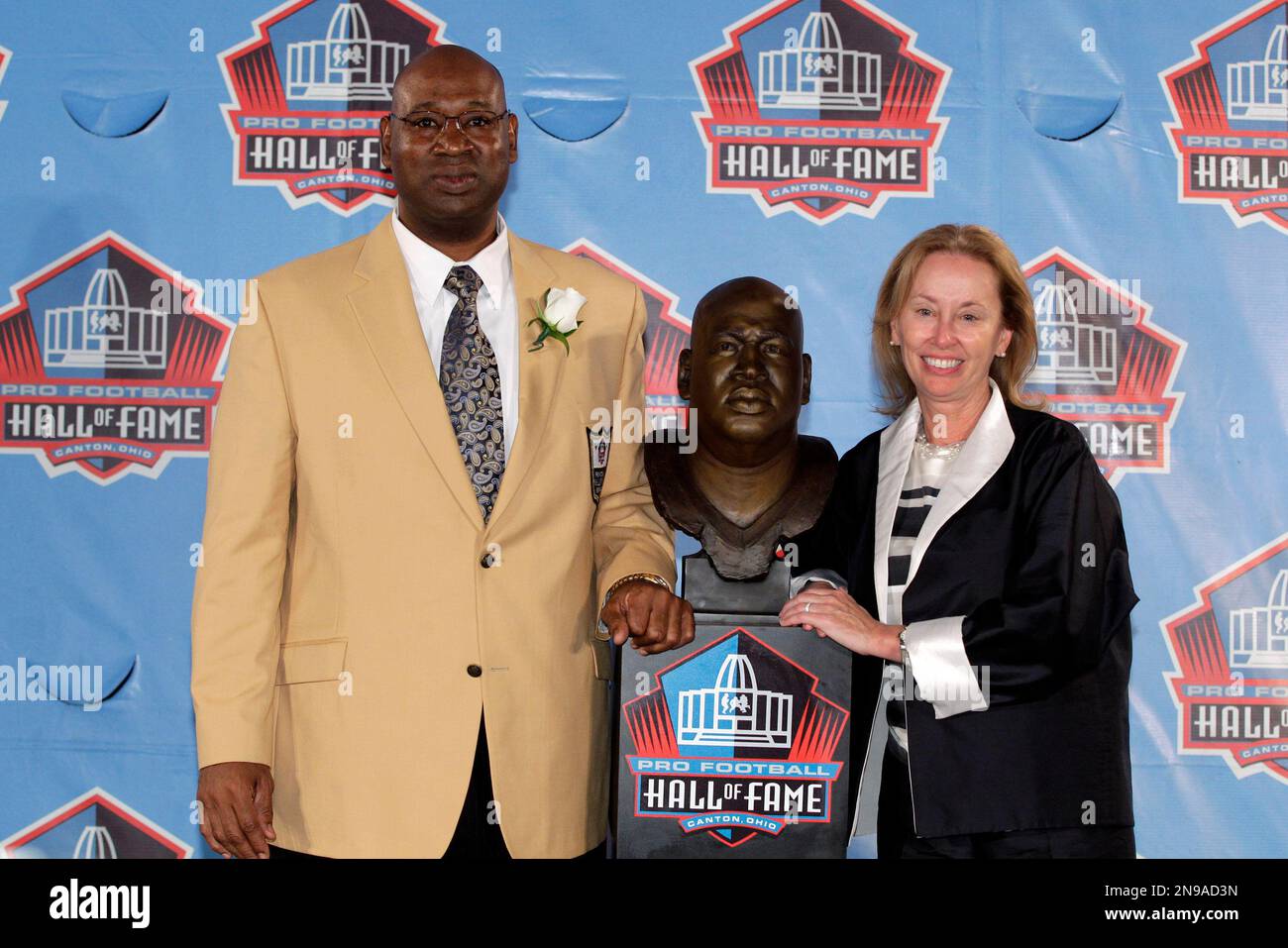 Former NFL player Cortez Kennedy, left, poses with a bust of himself ...