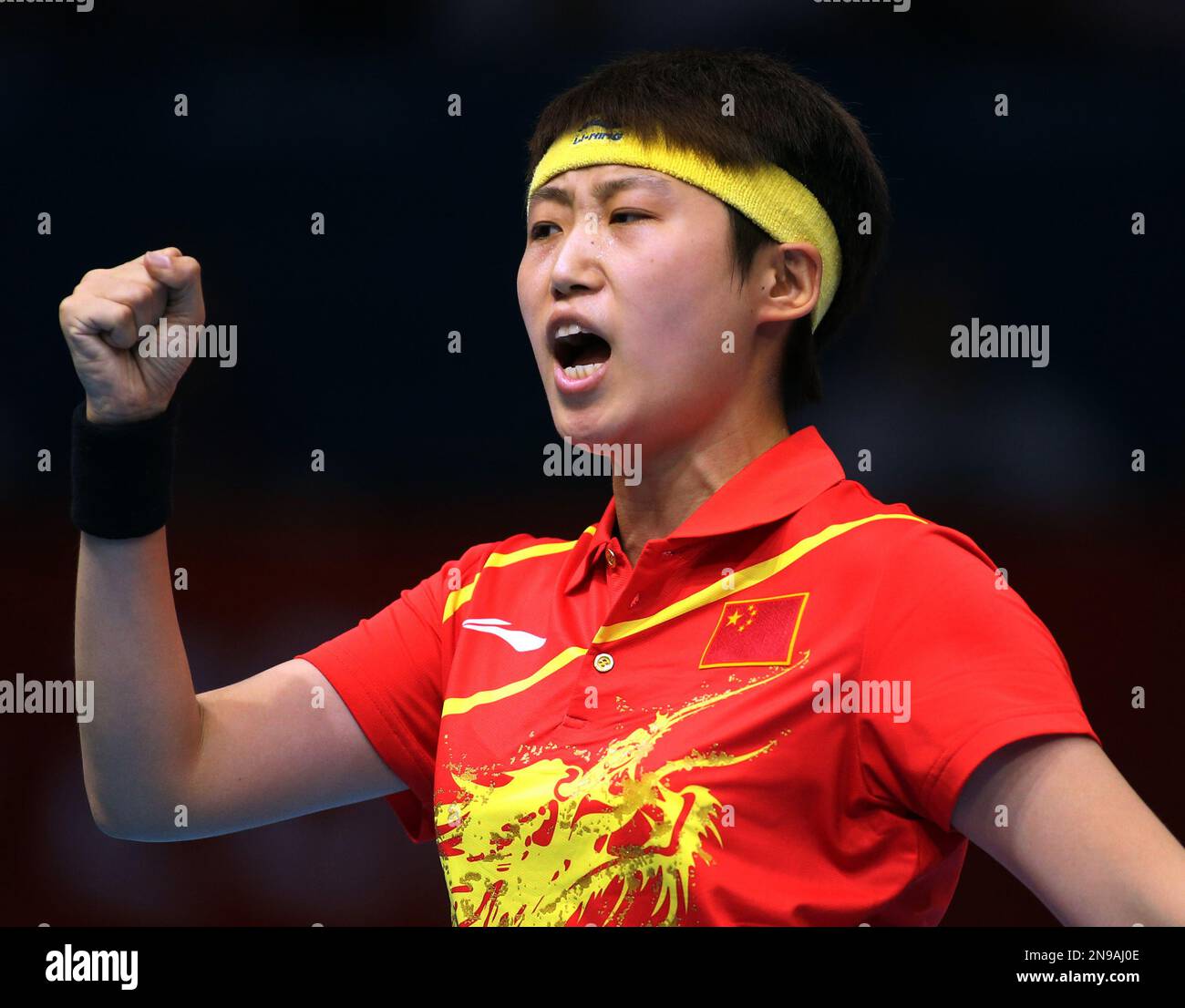 Yue Guo of China competes against Jiao Li of the Netherlands during ...