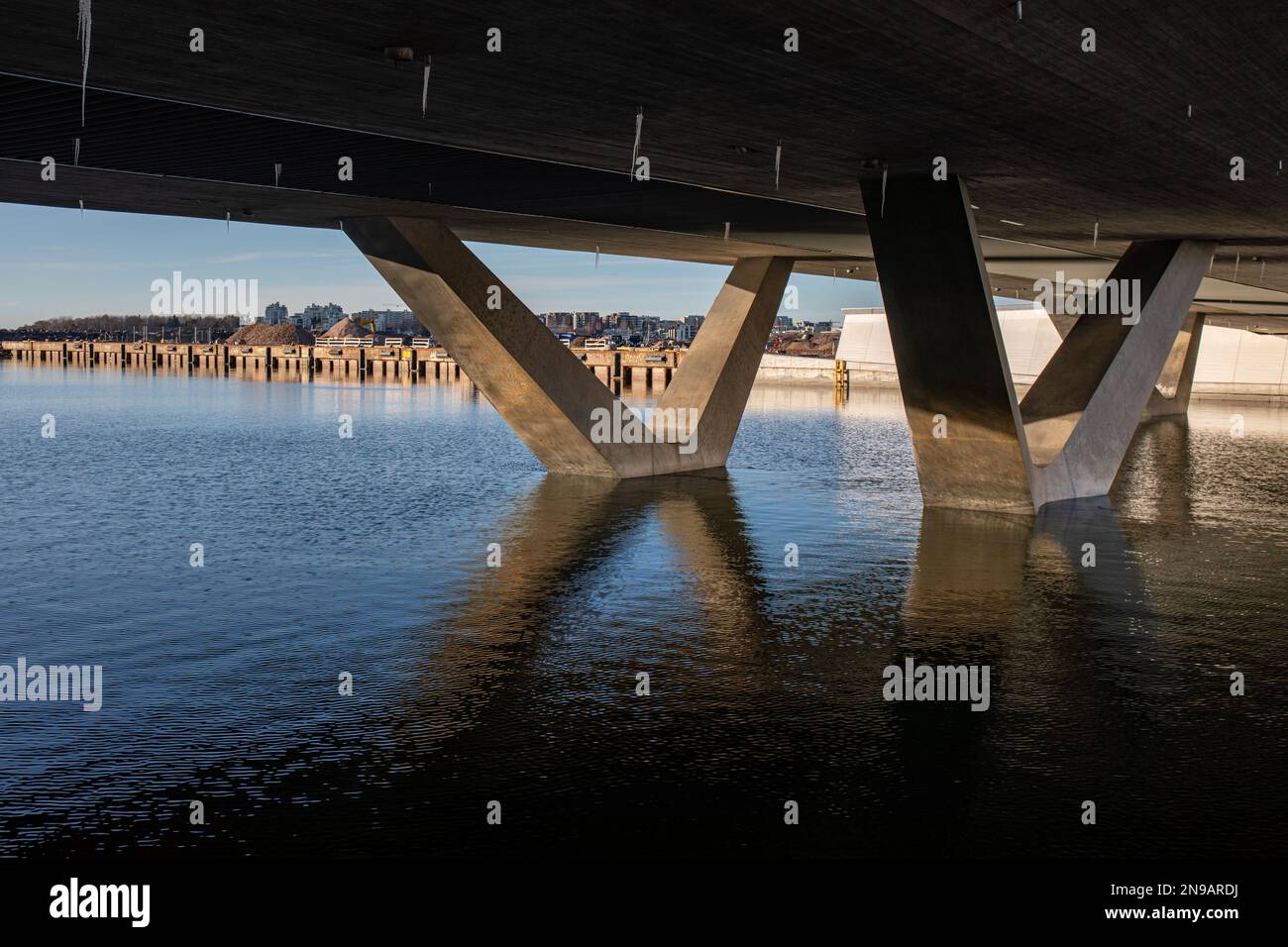 V shaped piers hi-res stock photography and images - Alamy