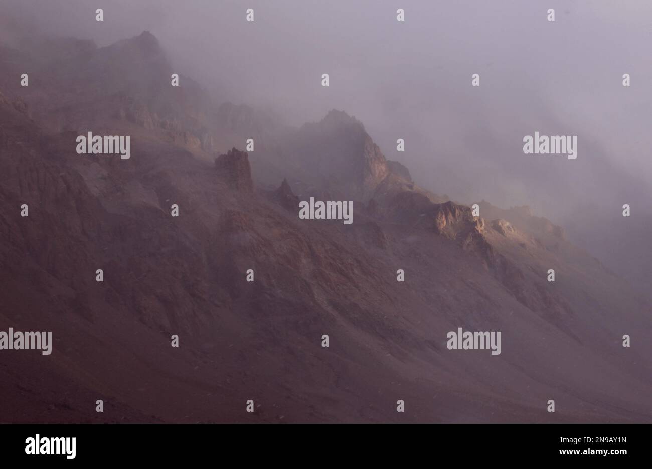 Snow storm in the mountains haze wind snow falling. Parque provincial ...