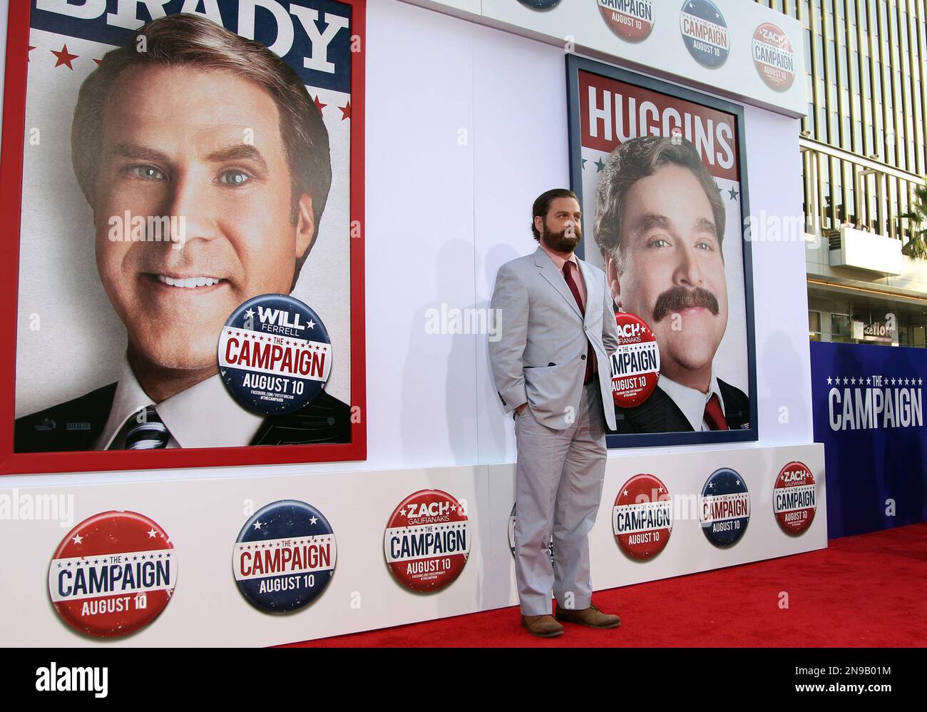 Cast member Zach Galifianakis attends the premiere for "The Campaign ...
